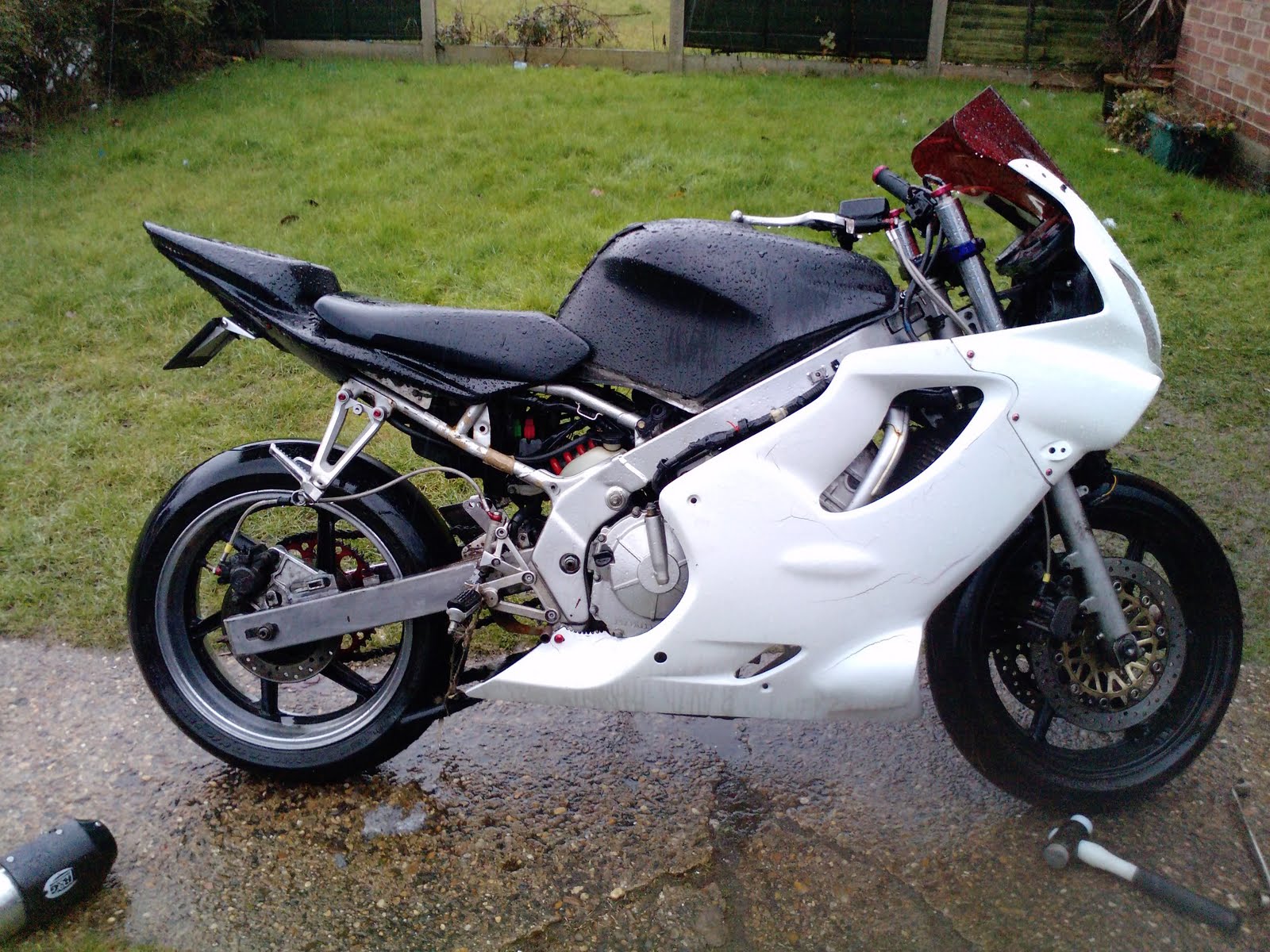 My Custom CBR 600 F3: Mounting the F4I Front fairing